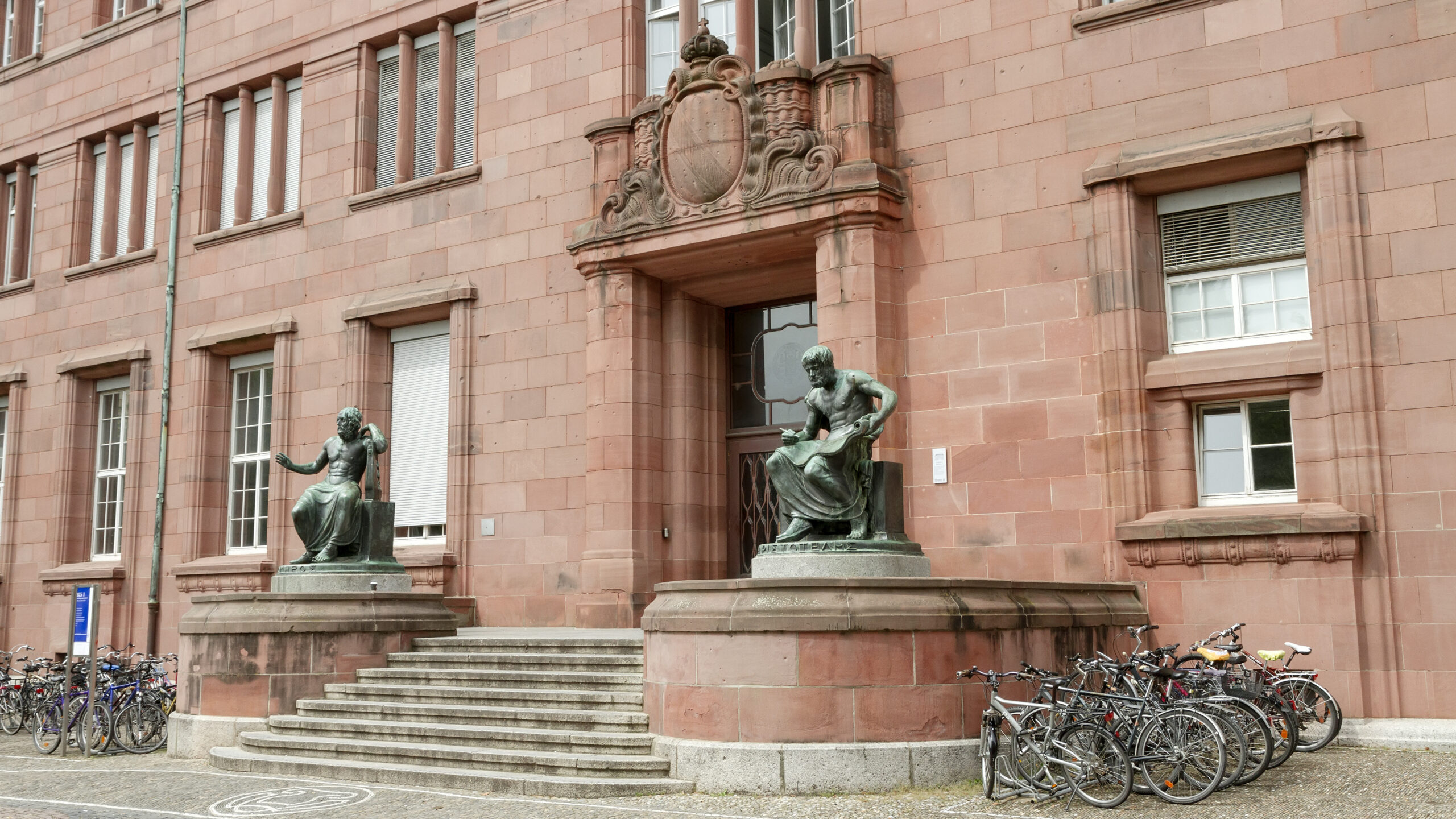Protest auf den Uni-Fluren: Polizei-Einsatz wegen abgesagter ...