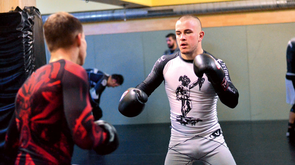 Käfig, Klassik, Karriere: MMA-Profi Philipp Haarburger will an die ...