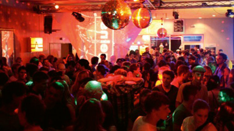 Cocktail-Lounge mit Plattenlegern im Waldsee | chilli:freiburg:stadtmagazin